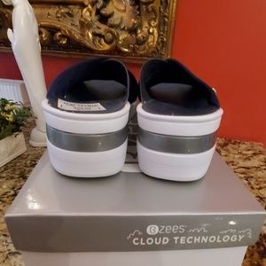 Bzees | Shoes | Ladies Bzees Diamond X Ban Sandals W Cloud Tech | Poshmark